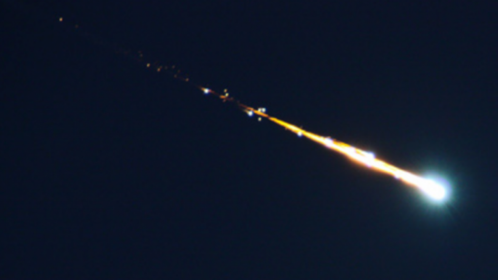 Un brillantissimo bolide ha squarciato i cieli d'Italia stasera. Cosa c ...